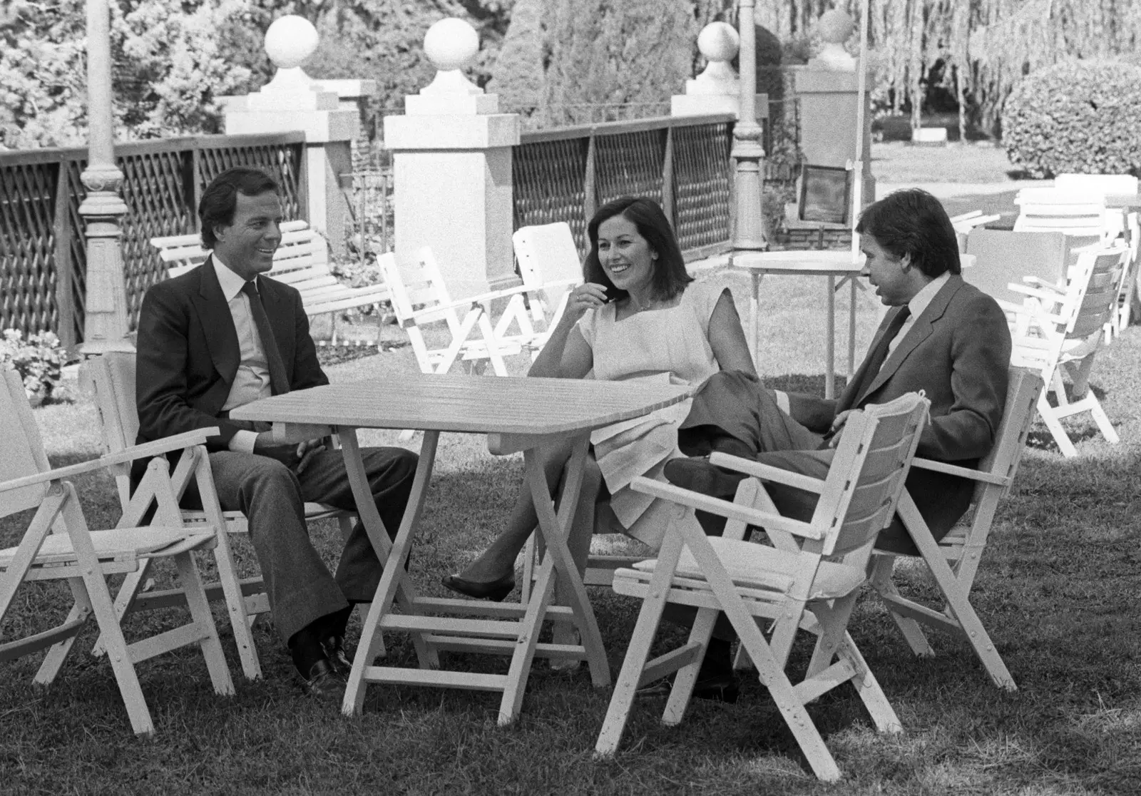 Julio Iglesias melawat Felipe González dan Carmen Romero di La Moncloa pada September 1983.