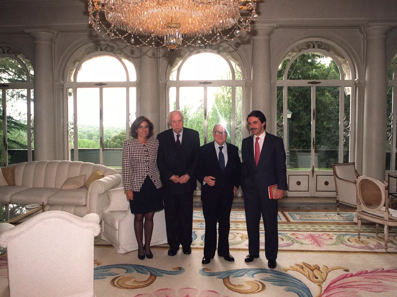 В этом классическом зале в мае 1996 года Хосе Мария Аснар и Ана Ботелла принимали Педро Лайна Энтральго и Хулиана Мариаса.