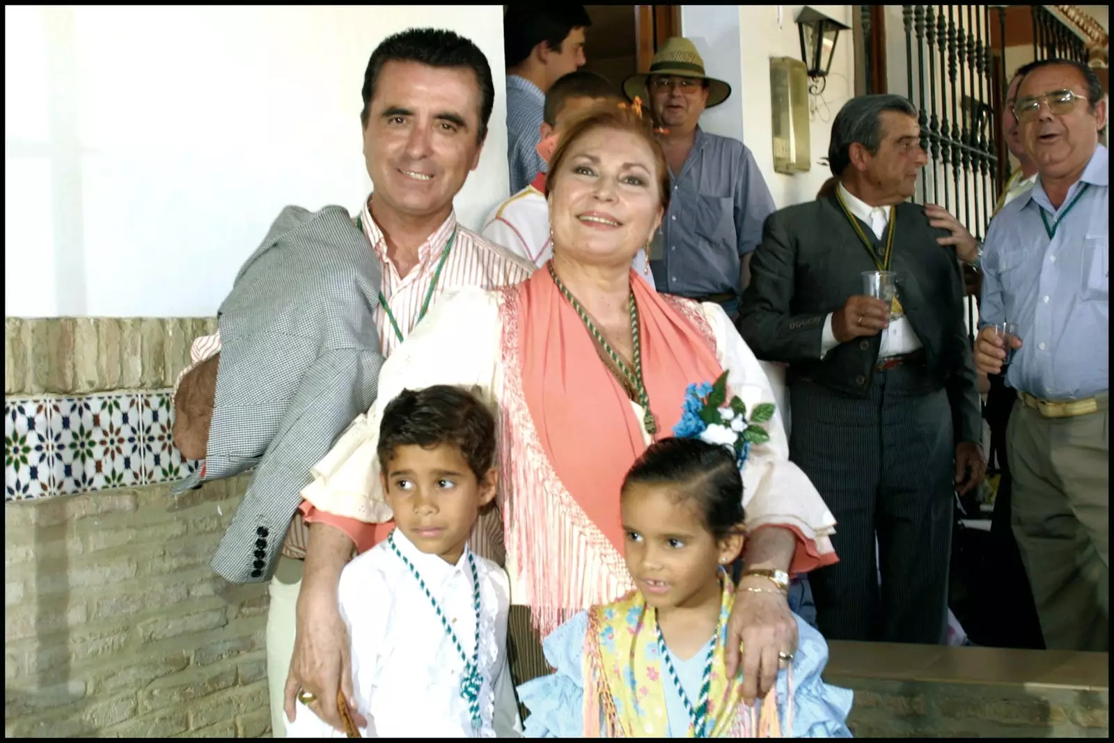 Jos Ortega Cano agus Rocío Jurado lena bpáistí Jos Fernando agus Gloria Camila ag El Rocío sa bhliain 2002.