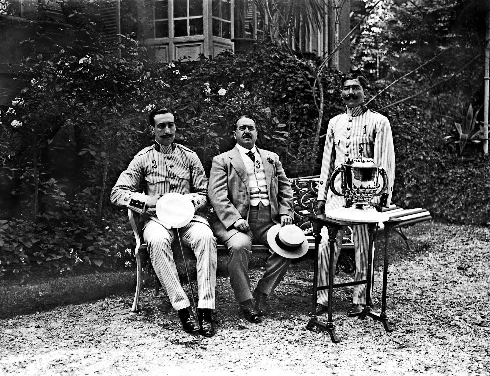 Rodrigo Figueroa Torres primo duca di Tovar seduto al centro in una gara di tiro a Bayonne nel 1912.