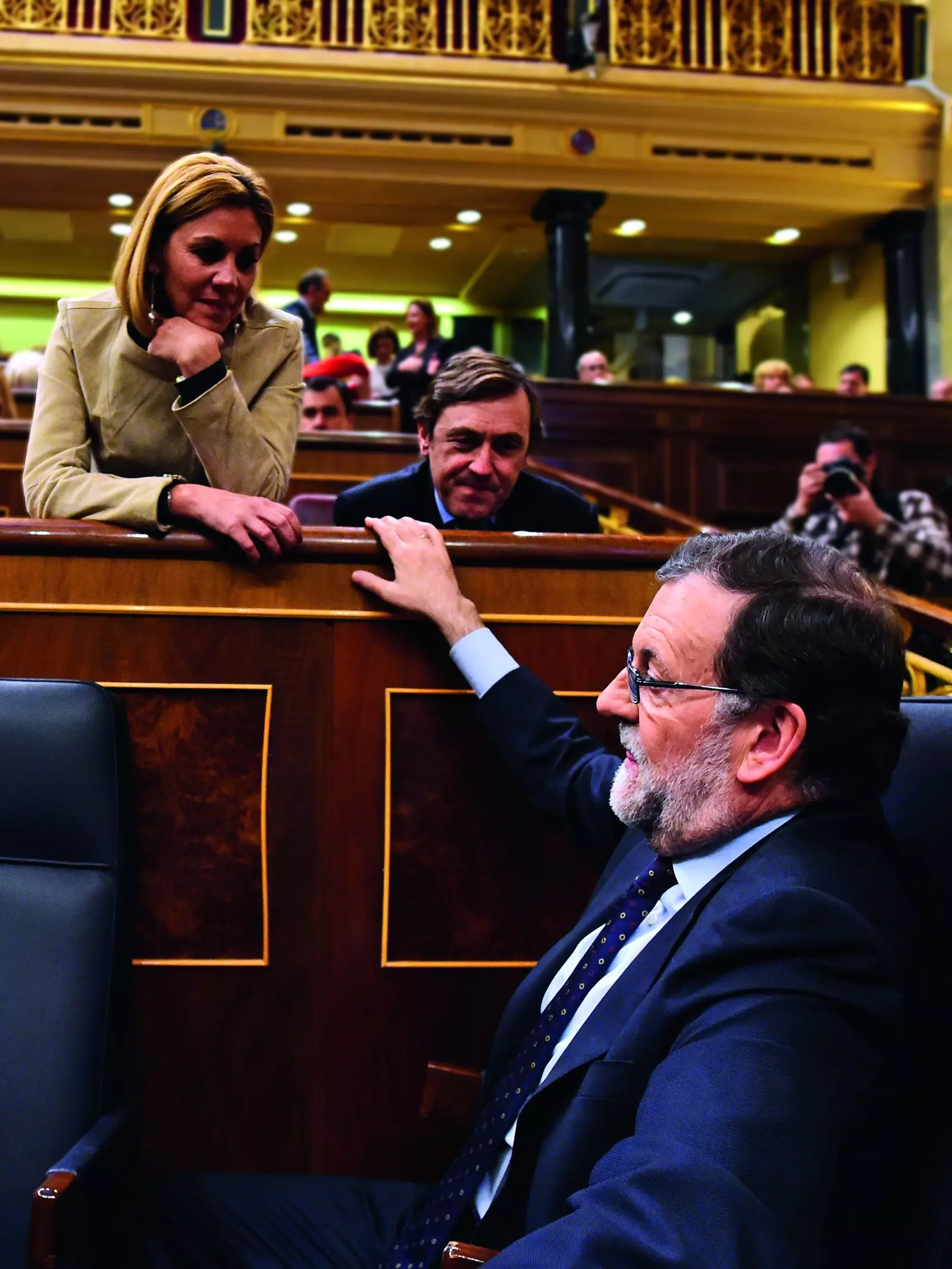 DANS LES TRIBUNAUX Le président Mariano Rajoy s'entretient avec les députés María Dolores de Cospedal et Rafael Hernando à...