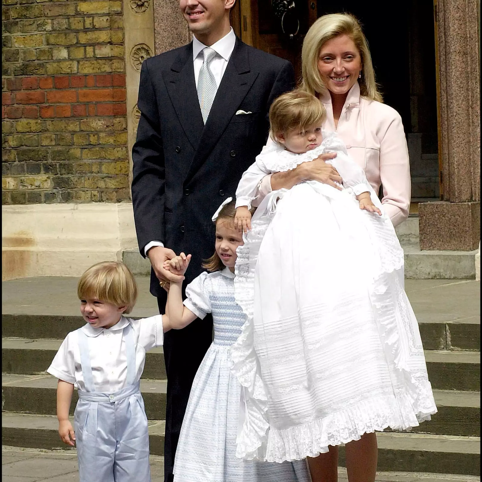 DIE FAMILIE WÄCHST Das Paar mit Olimpia und Konstantin bei der Taufe des kleinen Achileas.