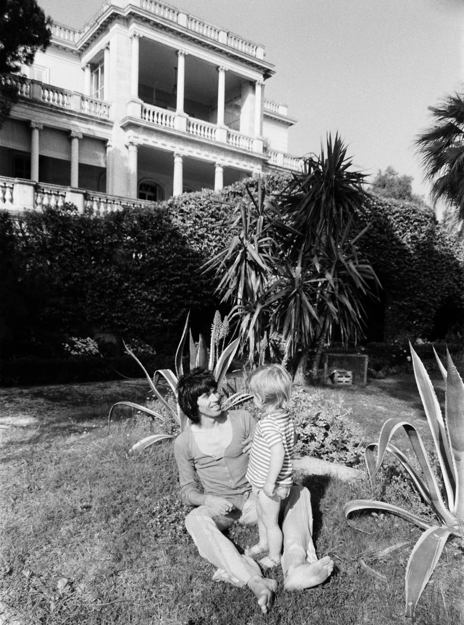 Keith Richards lena mhac Marlon ag Villa Nellcôte i mí Aibreáin 1971.