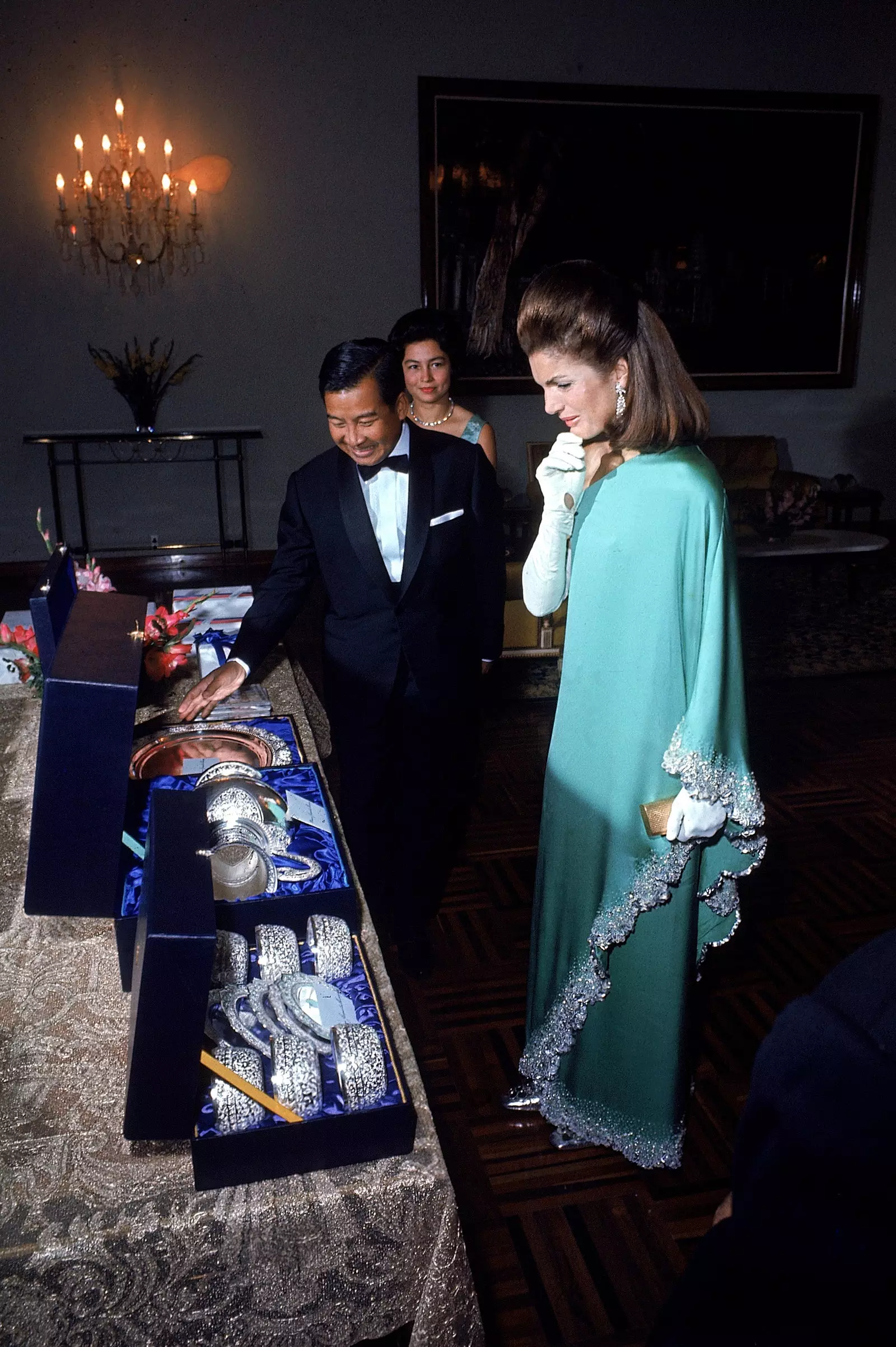 Príncipe Sihanouk com sua esposa e Jacqueline Kennedy no Camboja.