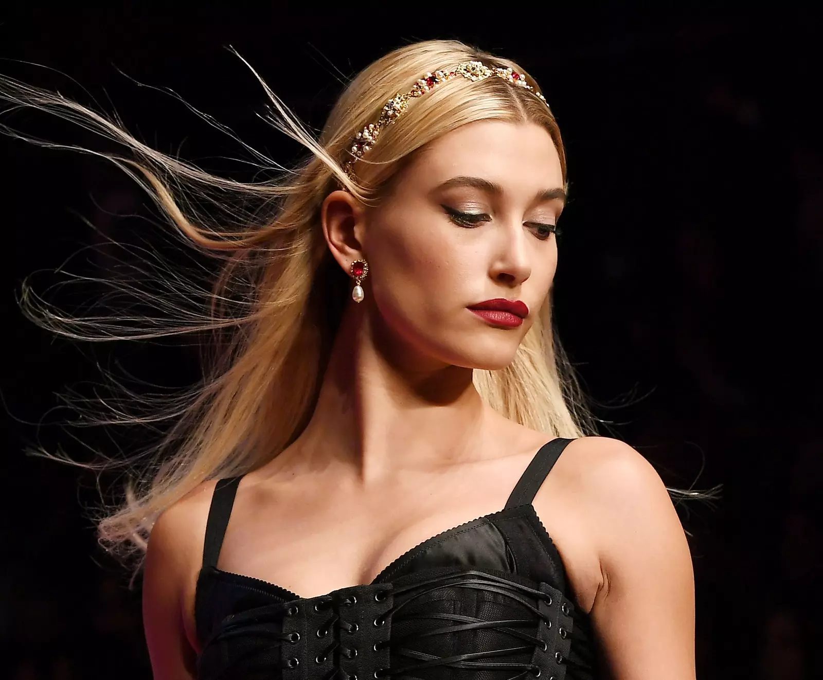 Hailey Baldwin zithunzi zoyamba za kavalidwe ka ukwati ka Virgil Abloh