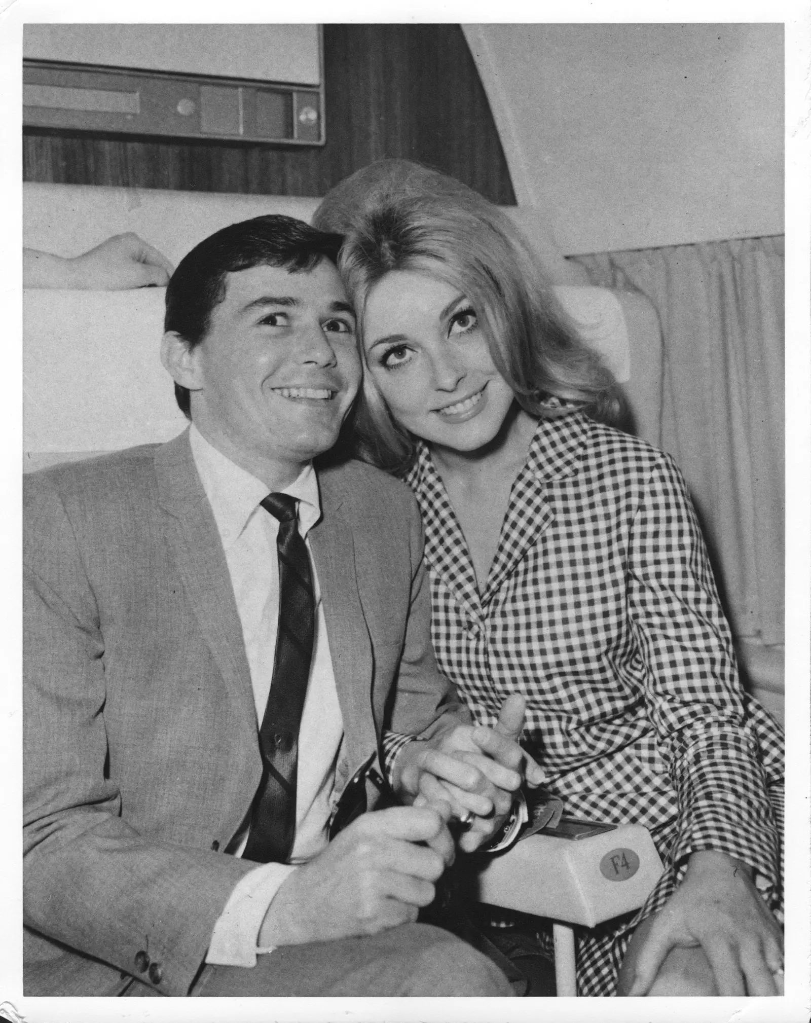 Jay Sebring a Sharon Tate yn 1966.