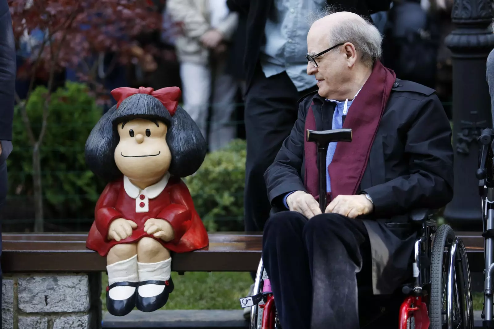 Quino langs die beeldhouwerk van Mafalda wat in 2014 in die Parque de San Francisco de Oviedo ingewy is ter geleentheid van die...
