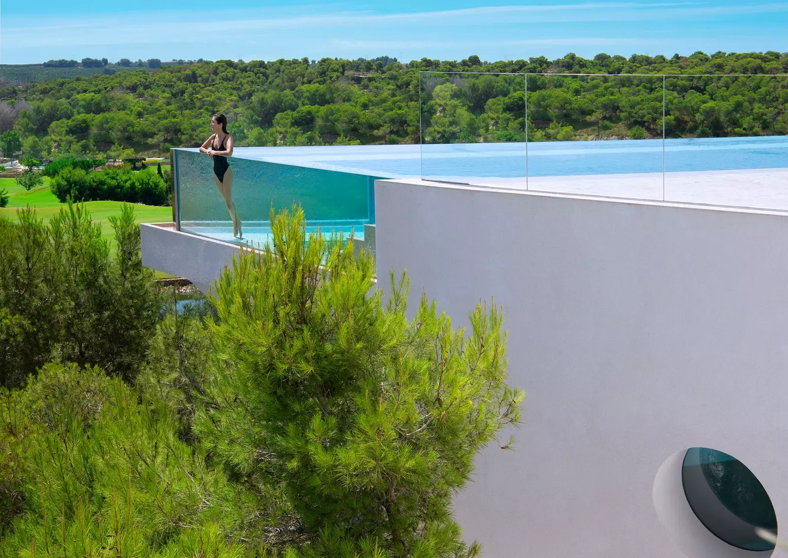 A piscina de vidro em forma de aquário é uma das principais atrações do Morning Breeze.