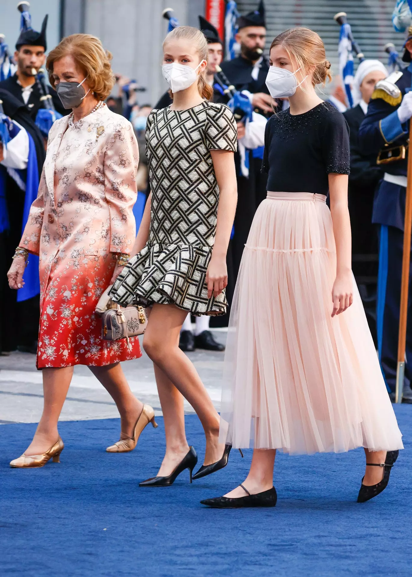 O le Masiofo o Emrita Sofia e leʻi vavae ese mai lana fanau teine i le taunuu i le 2021 Princess of Asturias Awards.