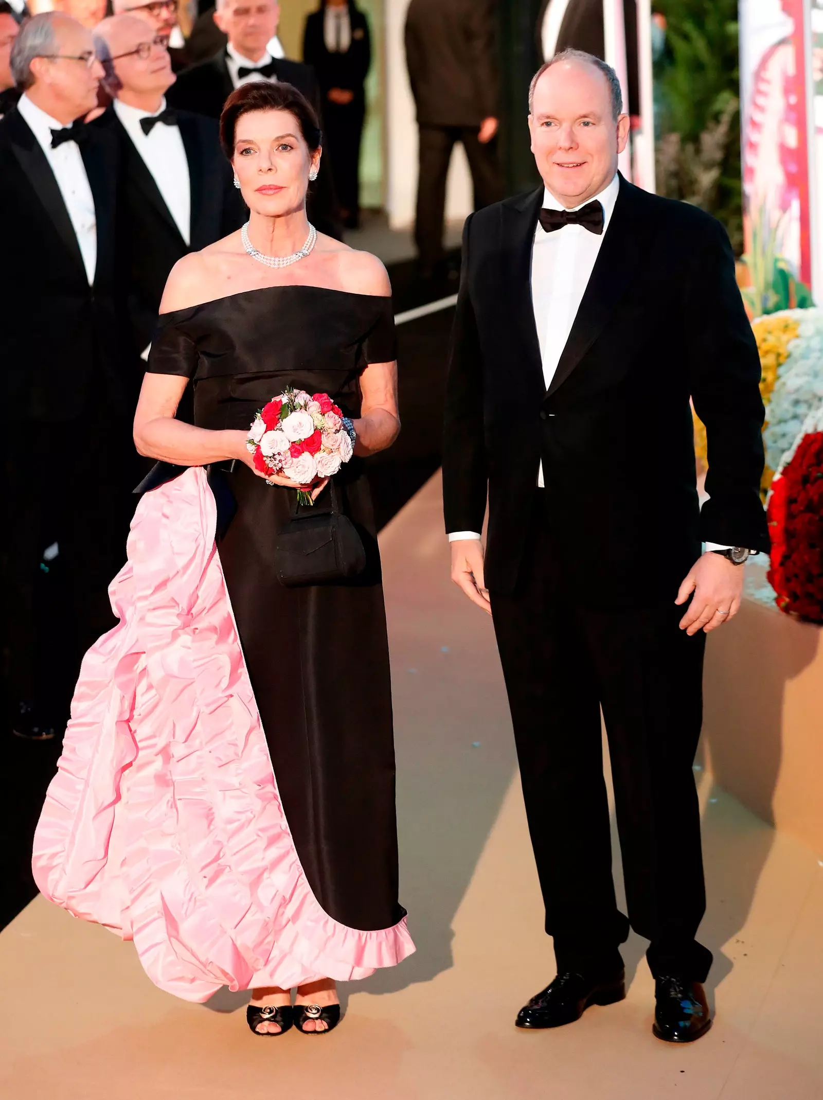 Carolina de Monaco gekleed in Chanel en met de Grace Kelly-halsketting herinnert zich haar vriend Karl Lagerfeld op het bal van de...