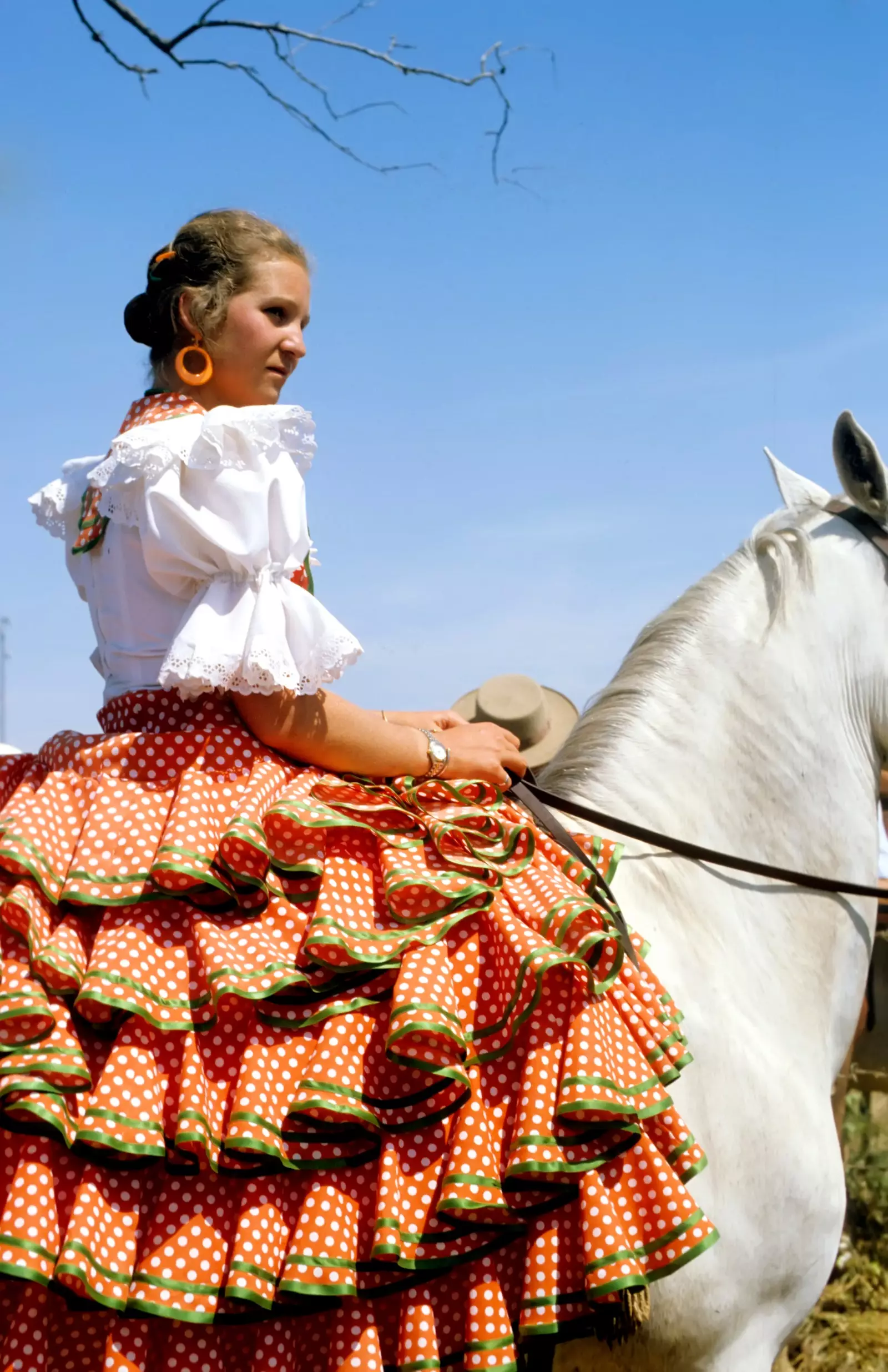 A infanta Elena vestida de xitana nun cabalo branco