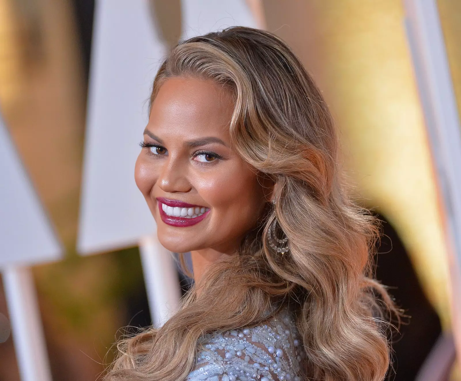 Chrissy Teigen yksityistää Twitterin keittiöimperiumiaan koskevan kiistan jälkeen