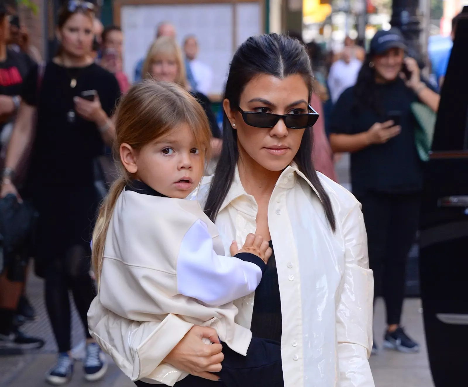 Kourtney Kardashian kurwanya abanenga umusatsi muremure wumuhungu we Reign