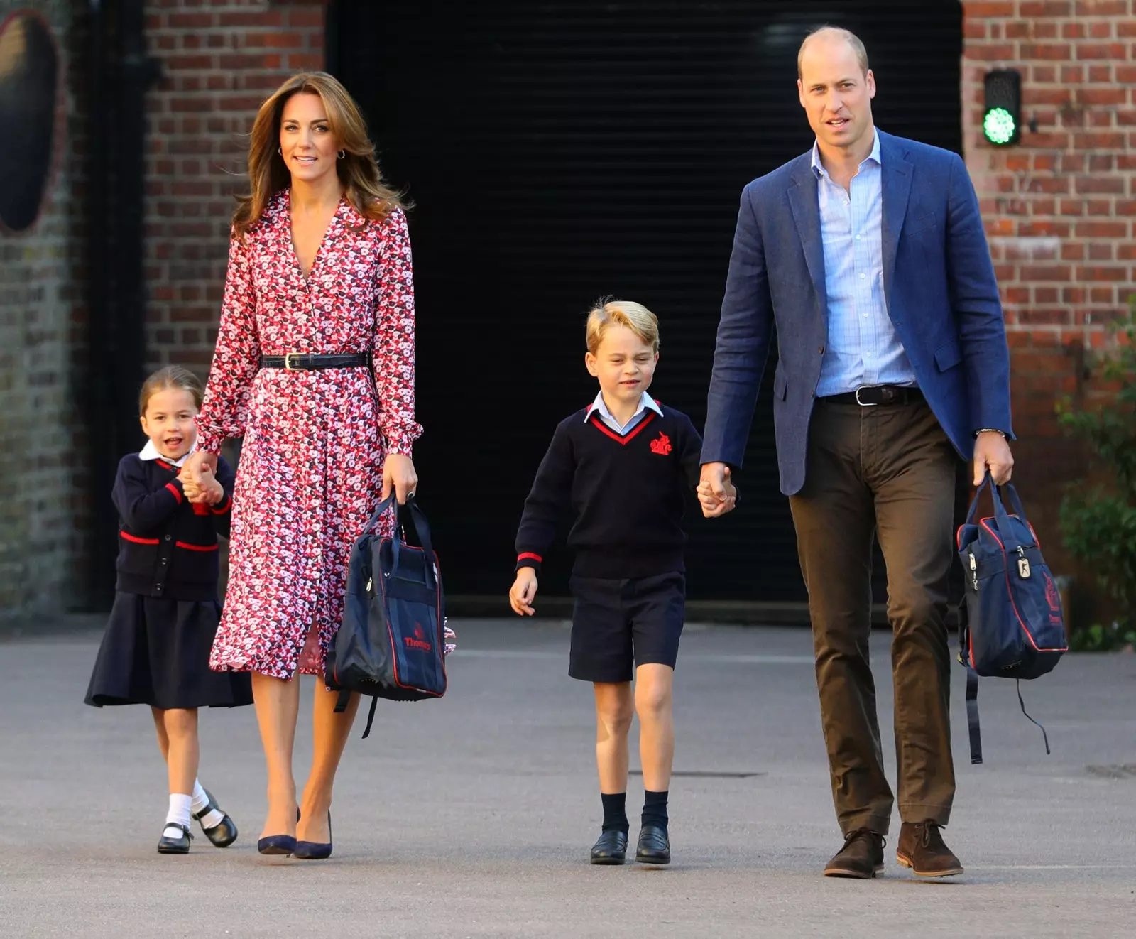 Kate Middleton și Prințul William cu copiii lor George și Charlotte în prima lor zi de școală.
