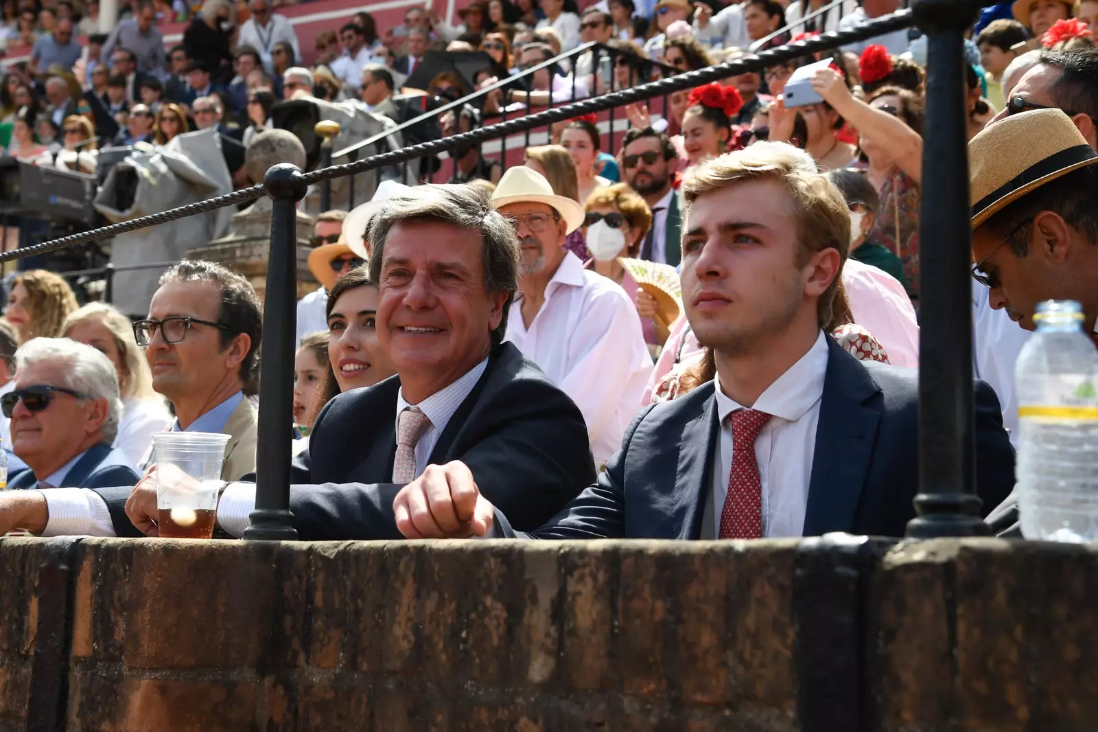 Cayetano Martinez de Irujo et son fils Luis à l'exposition Séville Enganches.