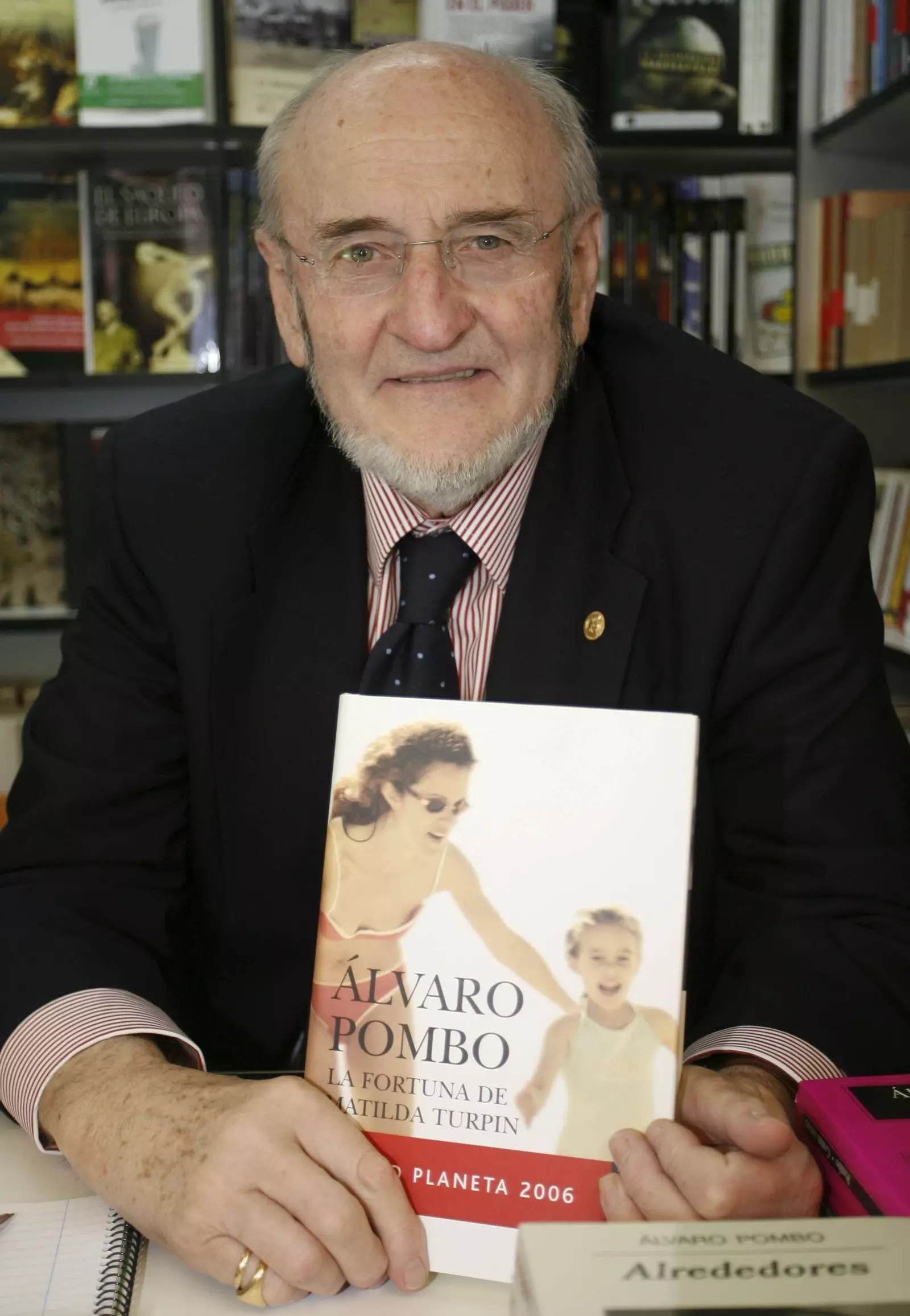 Álvaro Pombo צייכן ביכער אין די מאַדריד ספר יריד 2007.