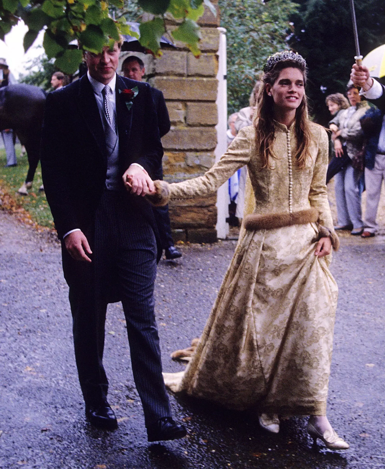 Нынешний граф Спенсер в день свадьбы со своей первой женой Викторией Локвуд. 1989 г.