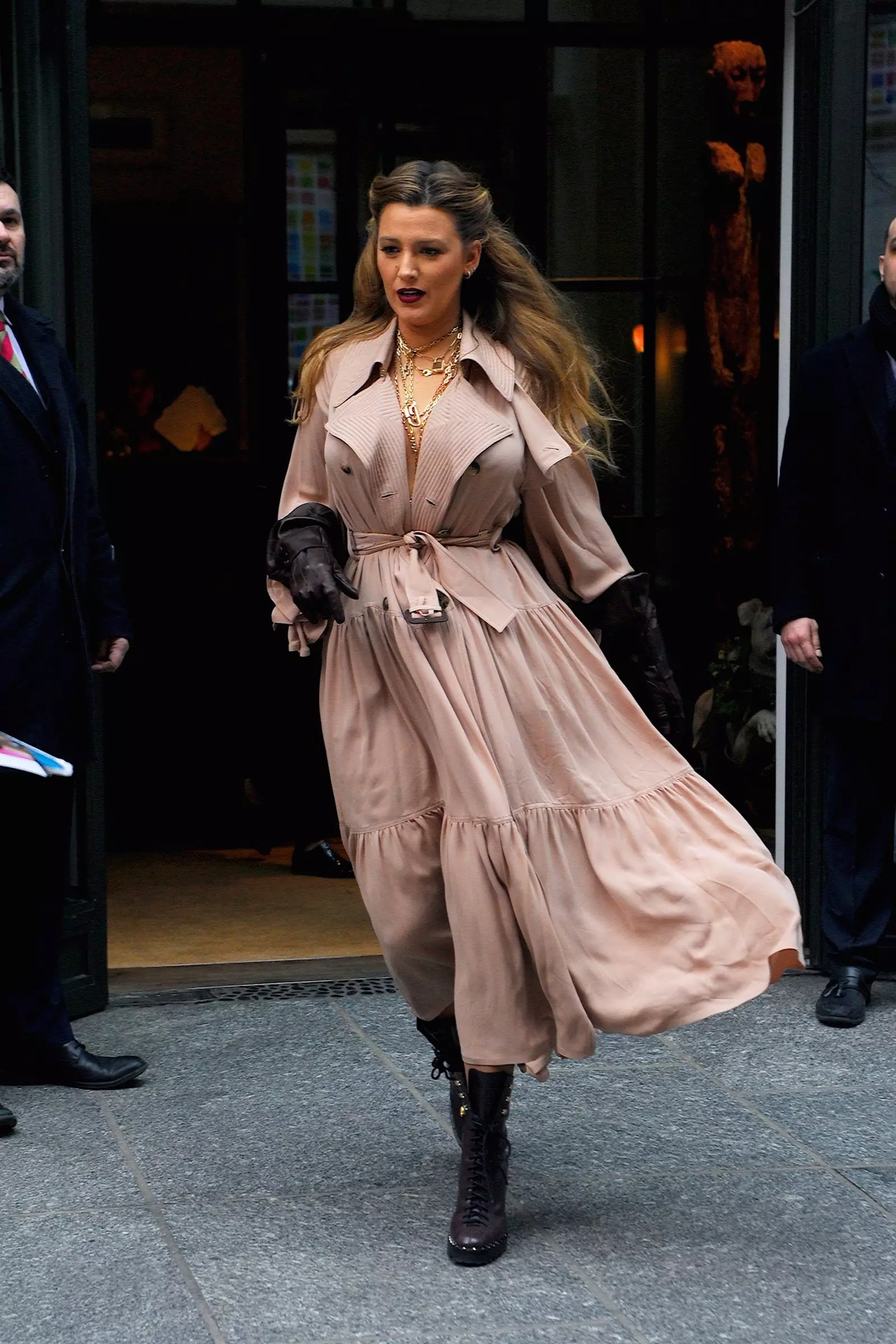 Blake Lively revenas al la ruĝtapiŝo post havado de ŝia tria infano