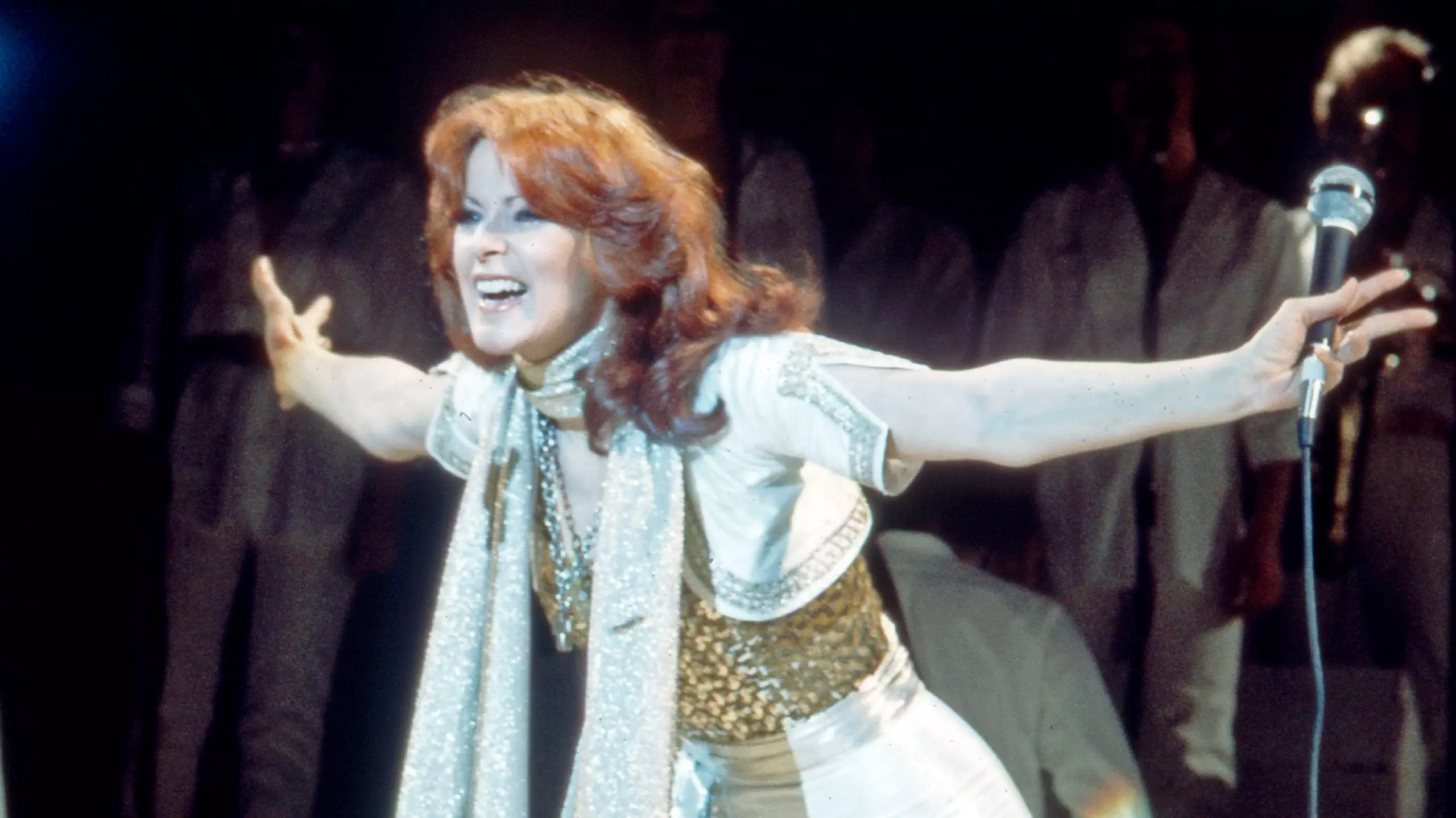 AnniFrid Lyngstad under en ABBA-konsert i Hamburg 1977.