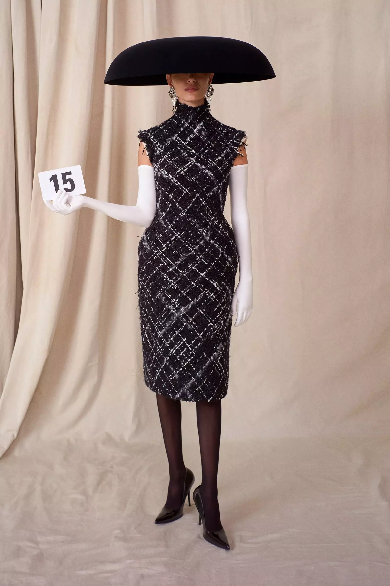 Look 15 que parece estar feito co tweed orixinal e favorito de Chanel, que é producido pola empresa británica Linton, pero que pasa...