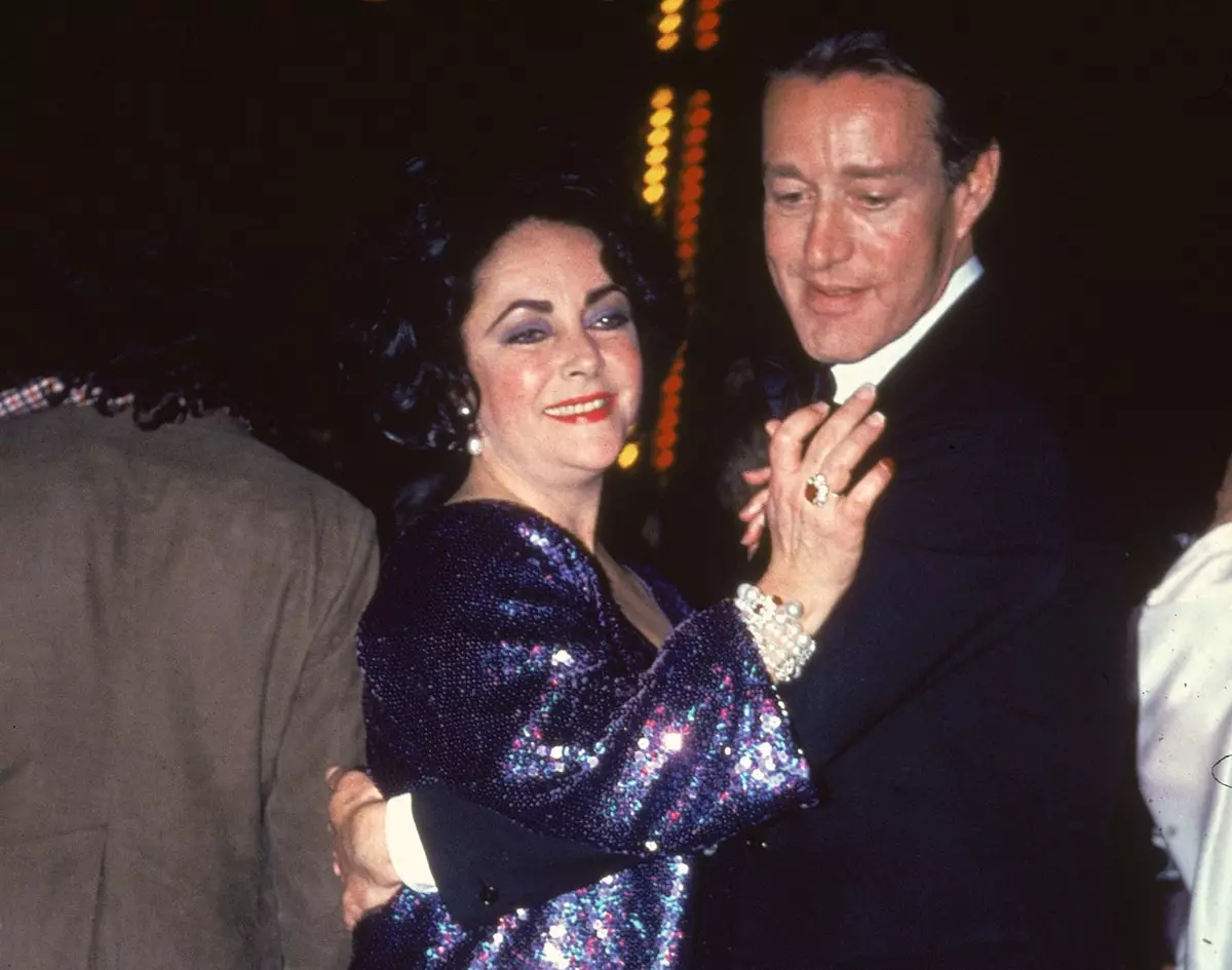 Halston en Elizabeth Taylor by 'n voordeeldans in 1970.