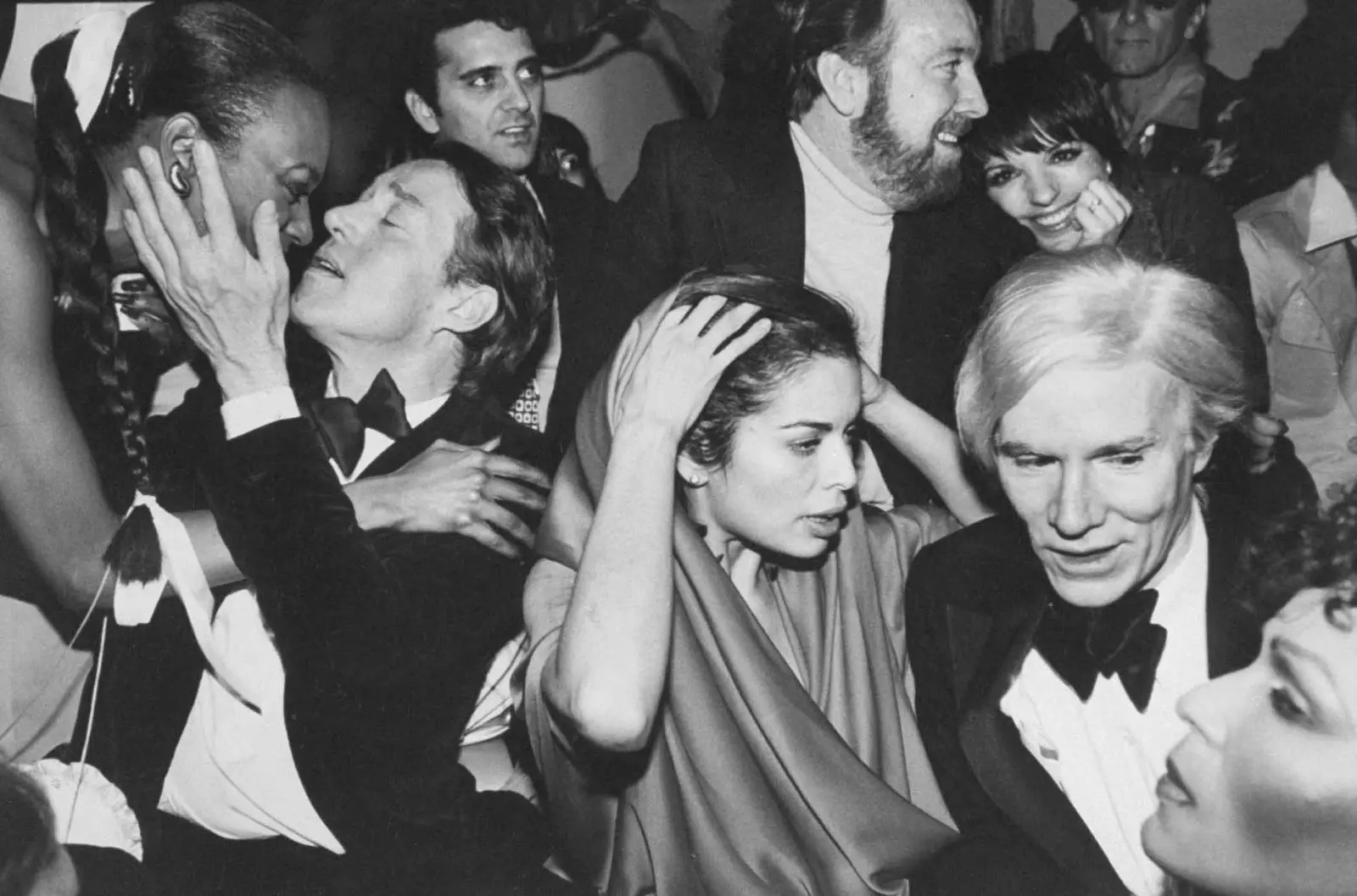 Umwaka mushya '78 muri Studio 54. Uhereye ibumoso ugana iburyo Halston Bianca Jagger Jack Haley Jr. Liza Minnelli na Andy Warhol.