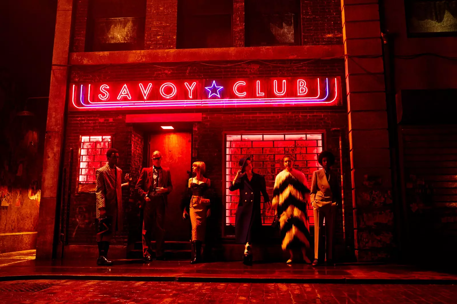 L'escenari reprodueix el vestíbul de l'hotel Savoy de Londres, on Guccio Gucci va exercir de botons ascensorista.