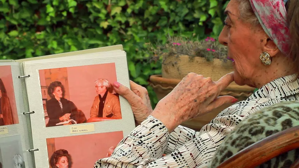 Pitita Ridruejo osserva le sue fotografie con Andy Warhol in un'immagine del documentario 'Warhol's Stars' di Rubn Salazar.