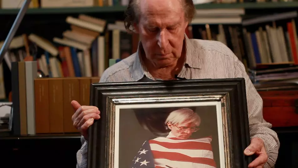 Alberto Schommer ze zdjęciem Andy'ego Warhola, które zrobił na zdjęciu z filmu dokumentalnego Rubna Salazara „Gwiazdy Warhola”.