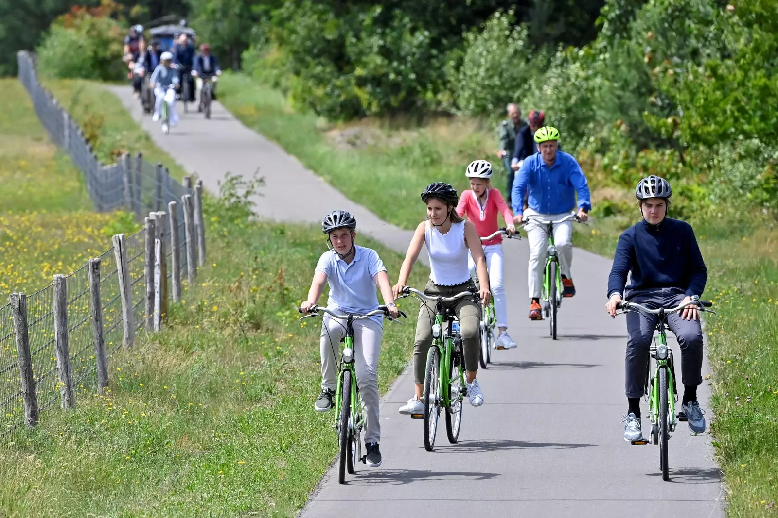 Το «βλέμμα» της βασίλισσας Ματίλδης να κάνει μια οικογενειακή βόλτα με ποδήλατο Zara μπλούζα λευκό παντελόνι και «sneakers»