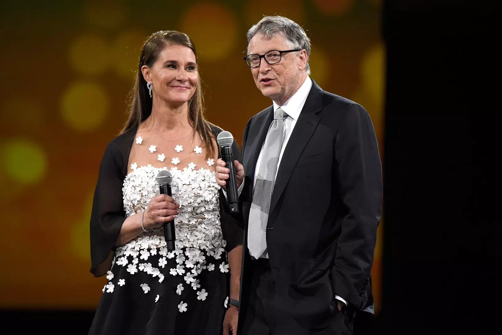 Melinda Gates a Bill Gates vystupujú na pódiu počas beneficie nadácie Robina Hooda v roku 2018 na Jacob...