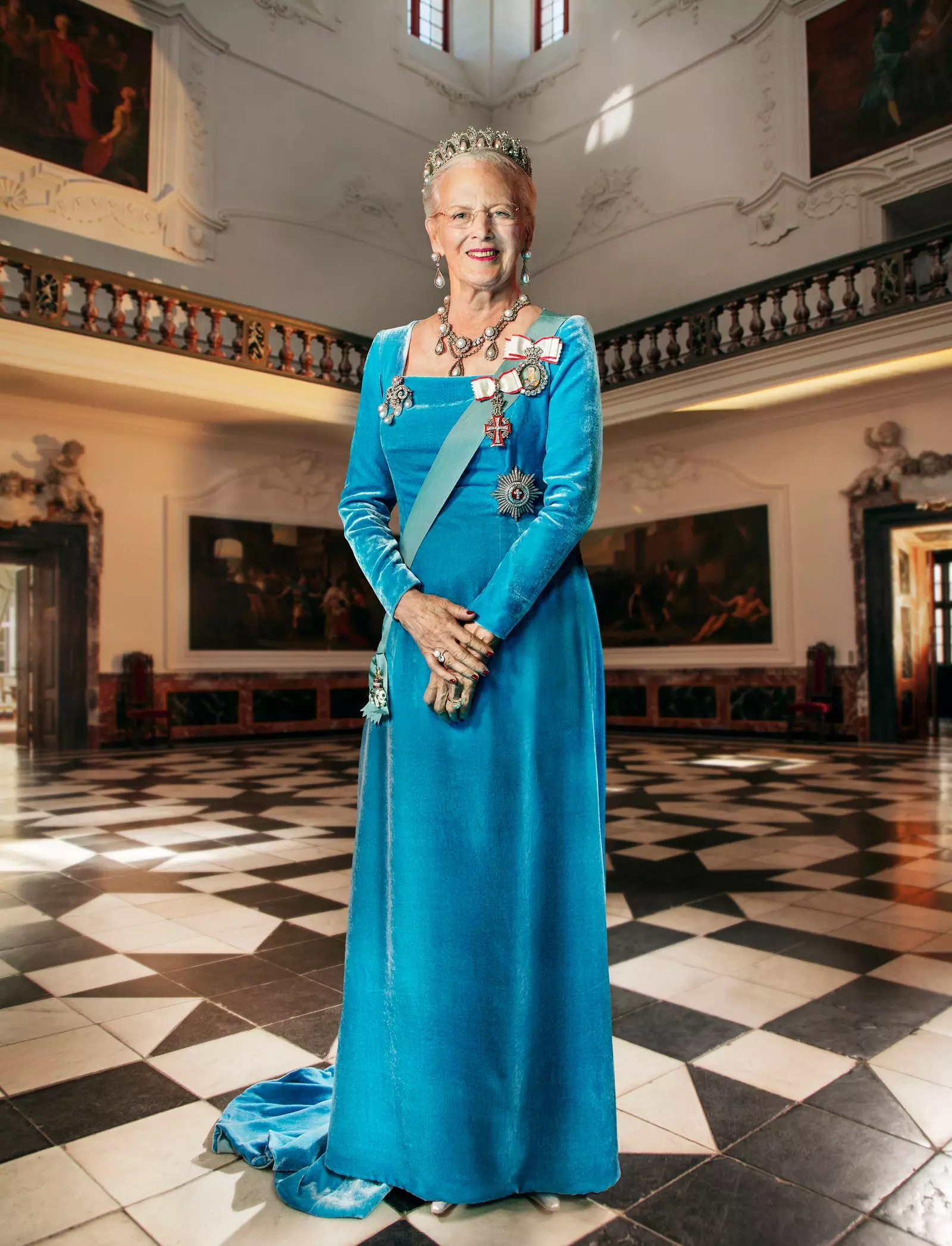 La reine Marguerite de Danemark dans sa pose officielle à l'occasion de son 80e anniversaire.