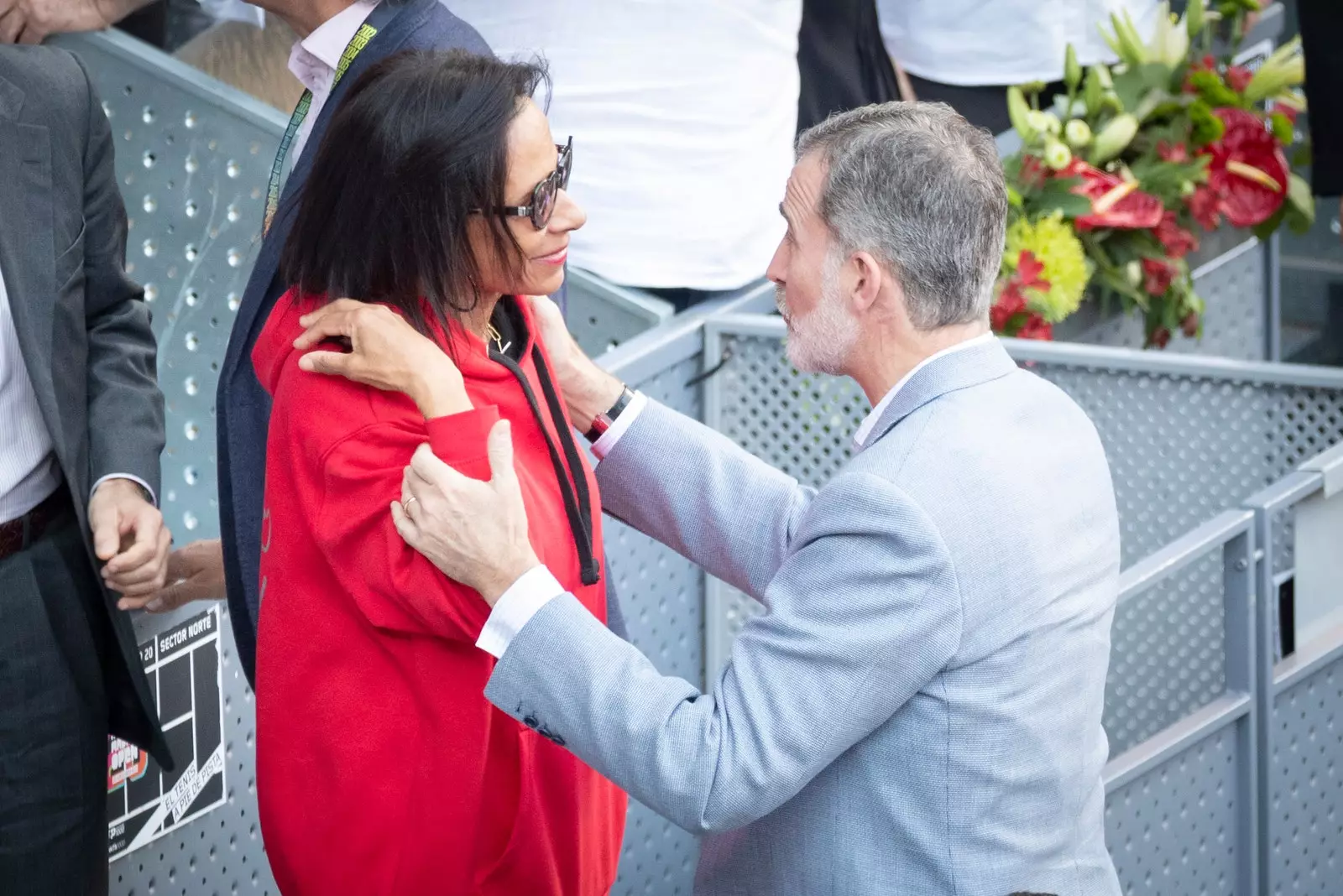 König Felipe begrüßt Claudia Rodríguez.