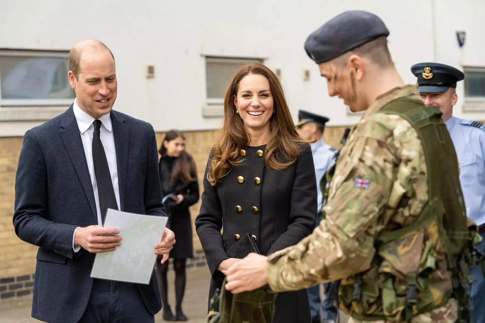 Die hertog en hertogin van Cambridge tydens hul besoek aan die East Ham Air Cadets.