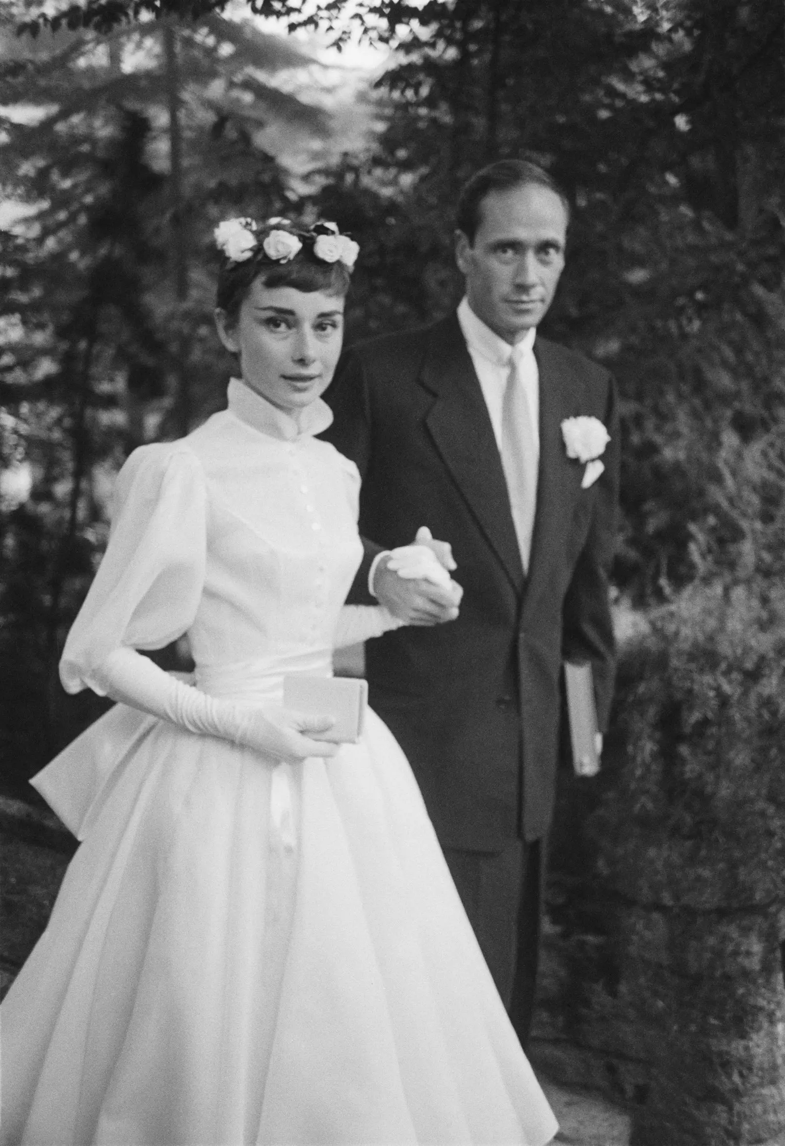 Audrey Hepburn en har man Mel Ferrer op har troudei