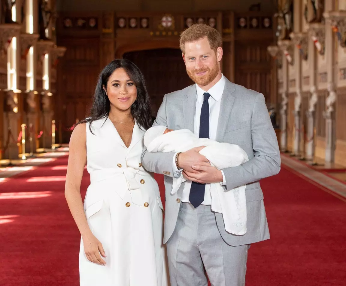 Finalman, Meghan Markle ak Prince Harry poze pou premye fwa ak ti bebe yo!