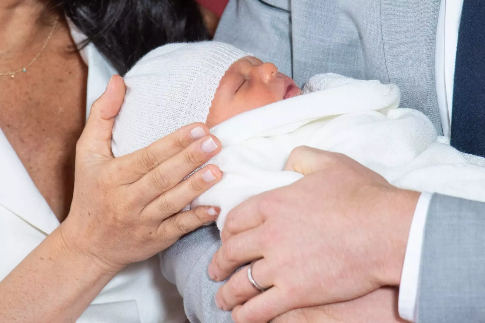 Finalman, Meghan Markle ak Prince Harry poze pou premye fwa ak ti bebe yo!