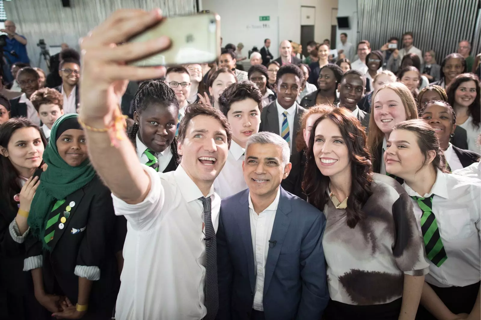 Inkulumbuso yaseKhanada uJustin Trudeau wenza intlanganiso yakhe kunye noSodolophu waseLondon uSadiq Khan kwi-selfie…