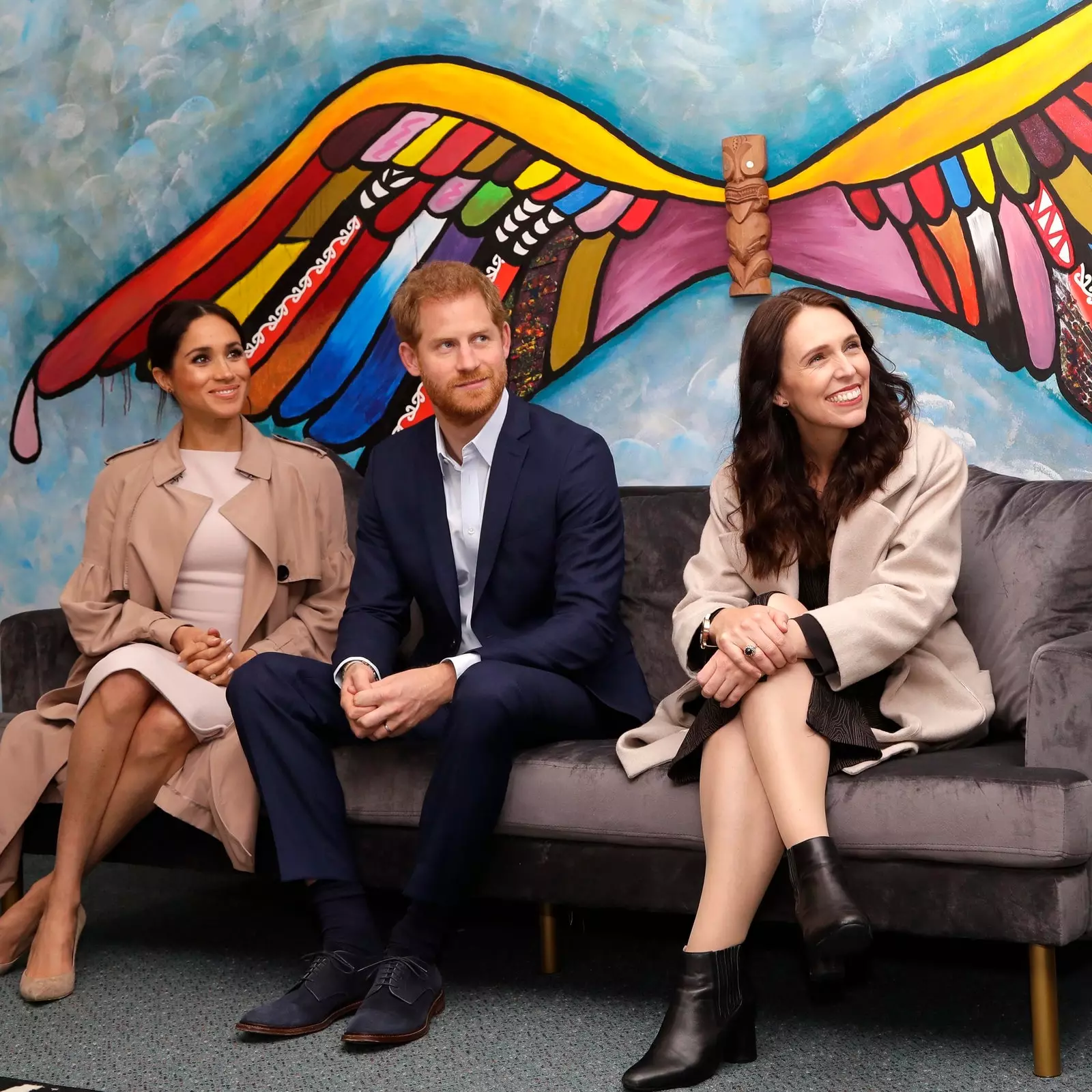 Jacinda Ardern com o príncipe Harry e Meghan Markle.