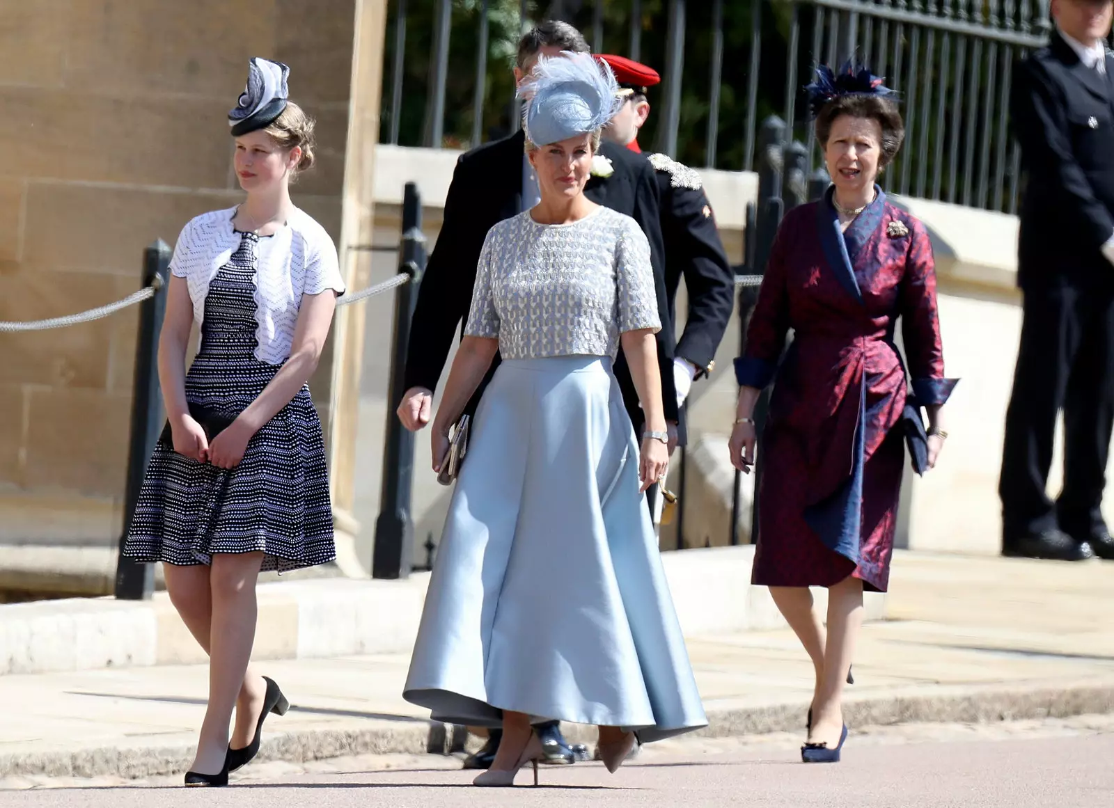 Lady Louise Windsor com sua mãe chegando ao casamento de Harry e Meghan no Castelo de Windsor.