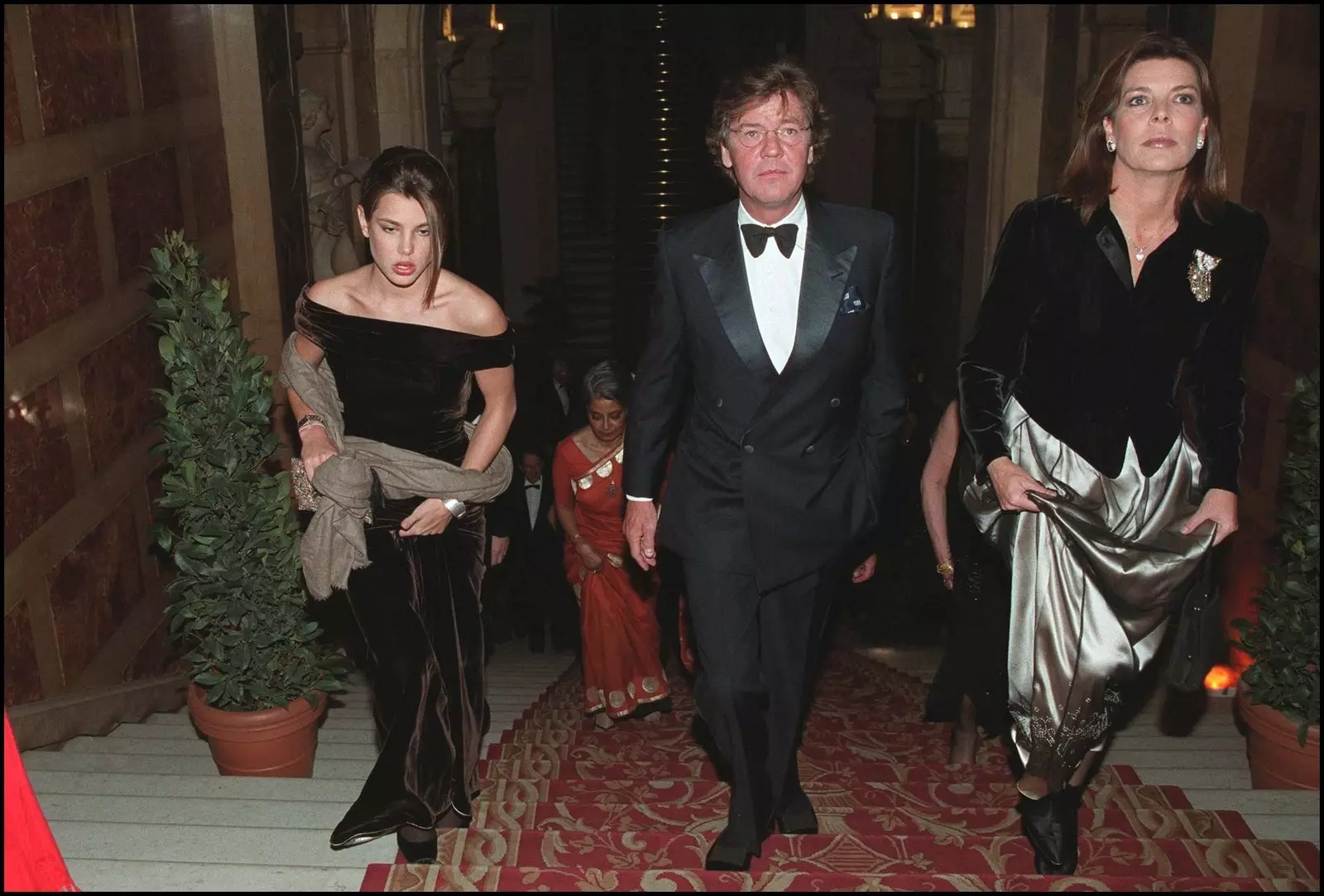 Carlota Casiragui com a princesa Carolina e Ernesto no jantar do Prix of American Horse Race em Paris em junho de 2002.