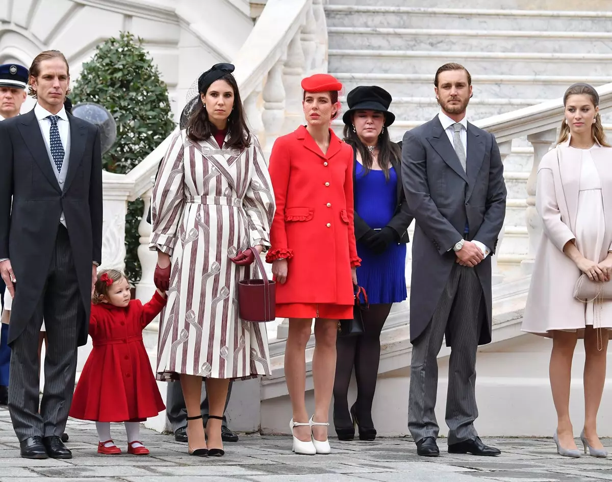 Andrea Casiraghi dan Tatiana Santo Domingo dengan India kecil menghadiri pawai bersama Carlota Casiraghi...