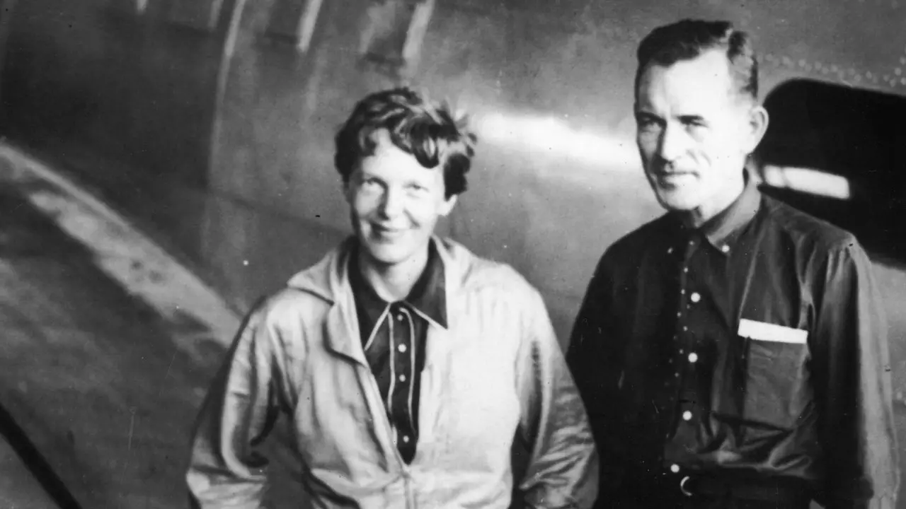 Amelia Earhart, an eachtránaí a tháinig chun bheith ar an enigma is mó den 20ú haois