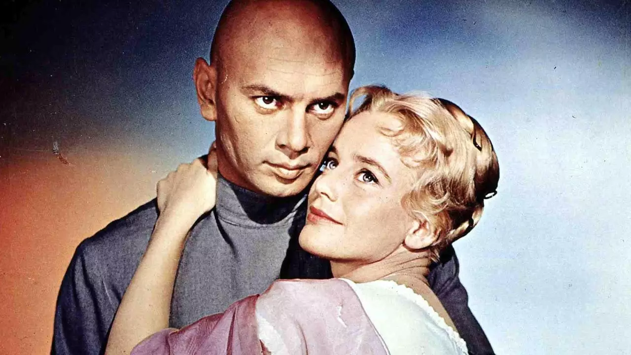 Yul Brynner, de Mann, dee säi Liewen geännert huet andeems hien seng Hoer geschnidden huet (a probéiert mat Carmen Sevilla ze flirten)