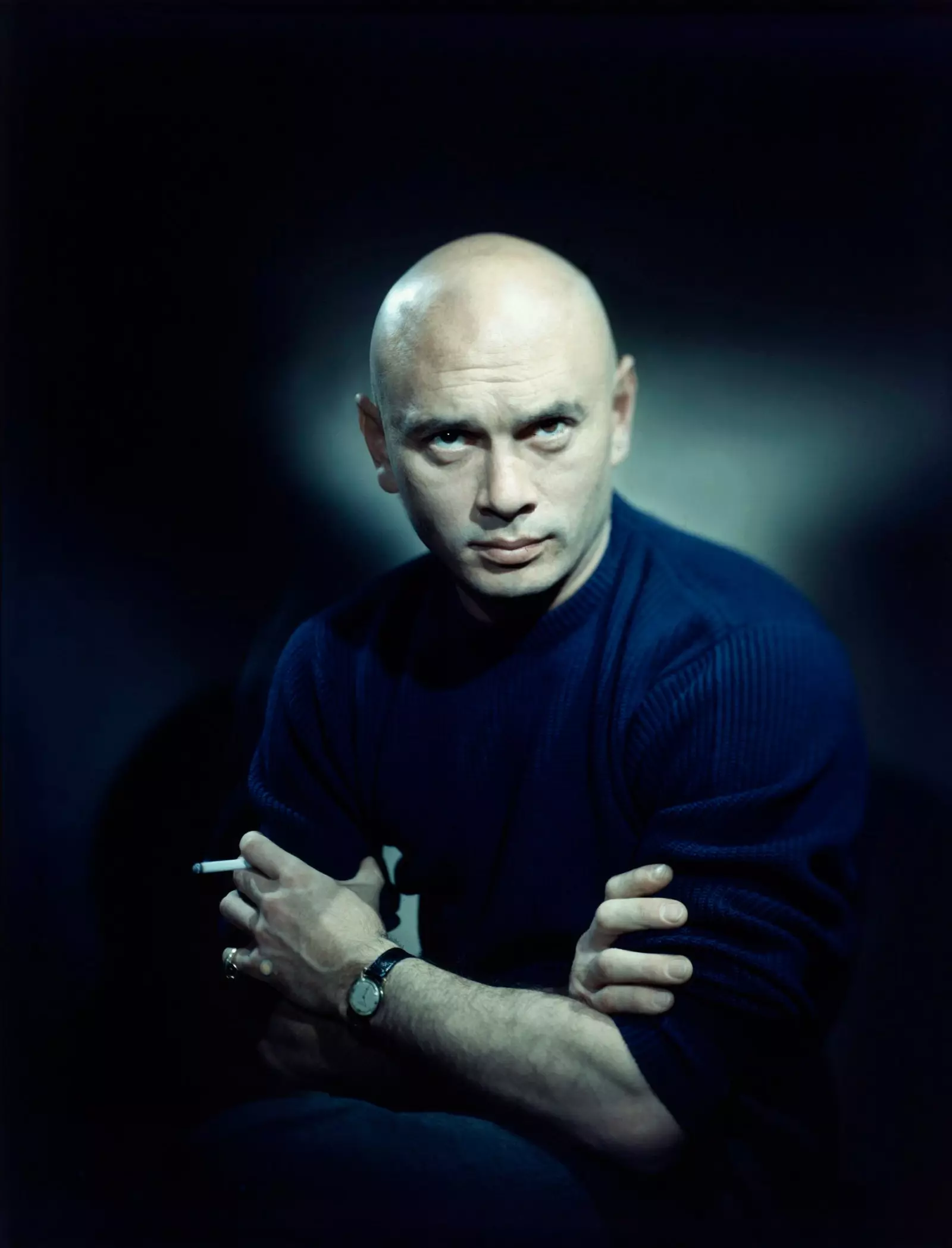 Yul Brynner, ayrılmaz sigarasıyla.