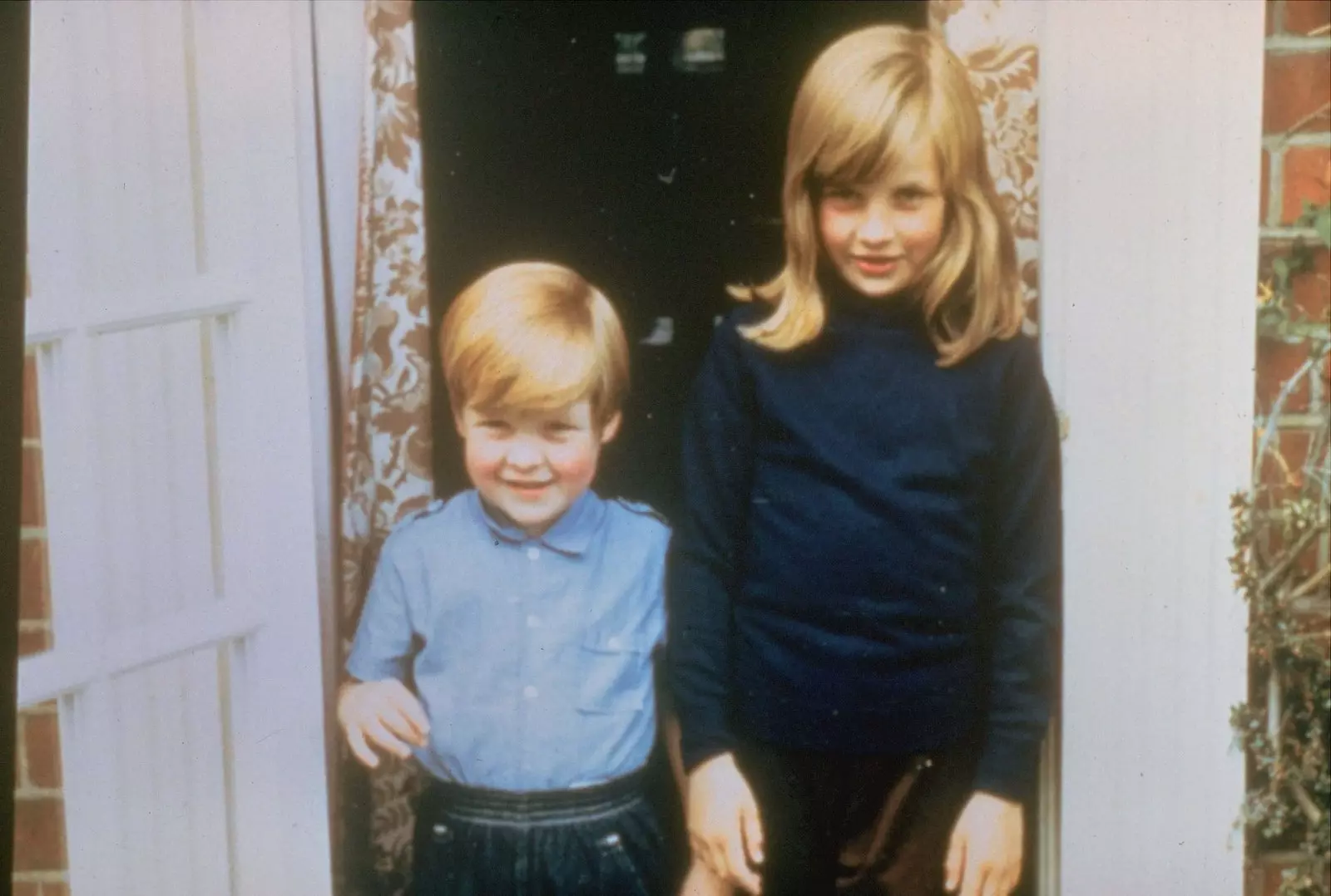 O Diana ma lona tuagane o Charles i Berkshire i le 1968.