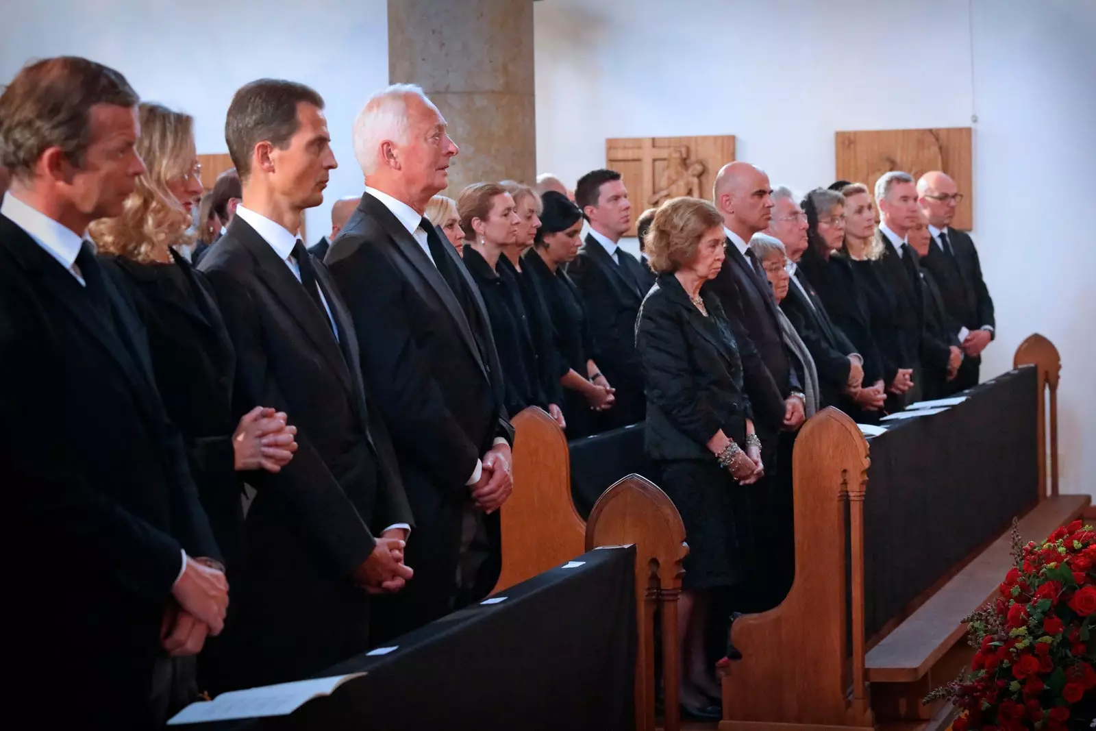 La regina Sofia e Carolina di Monaco condividono una panchina al funerale della principessa.