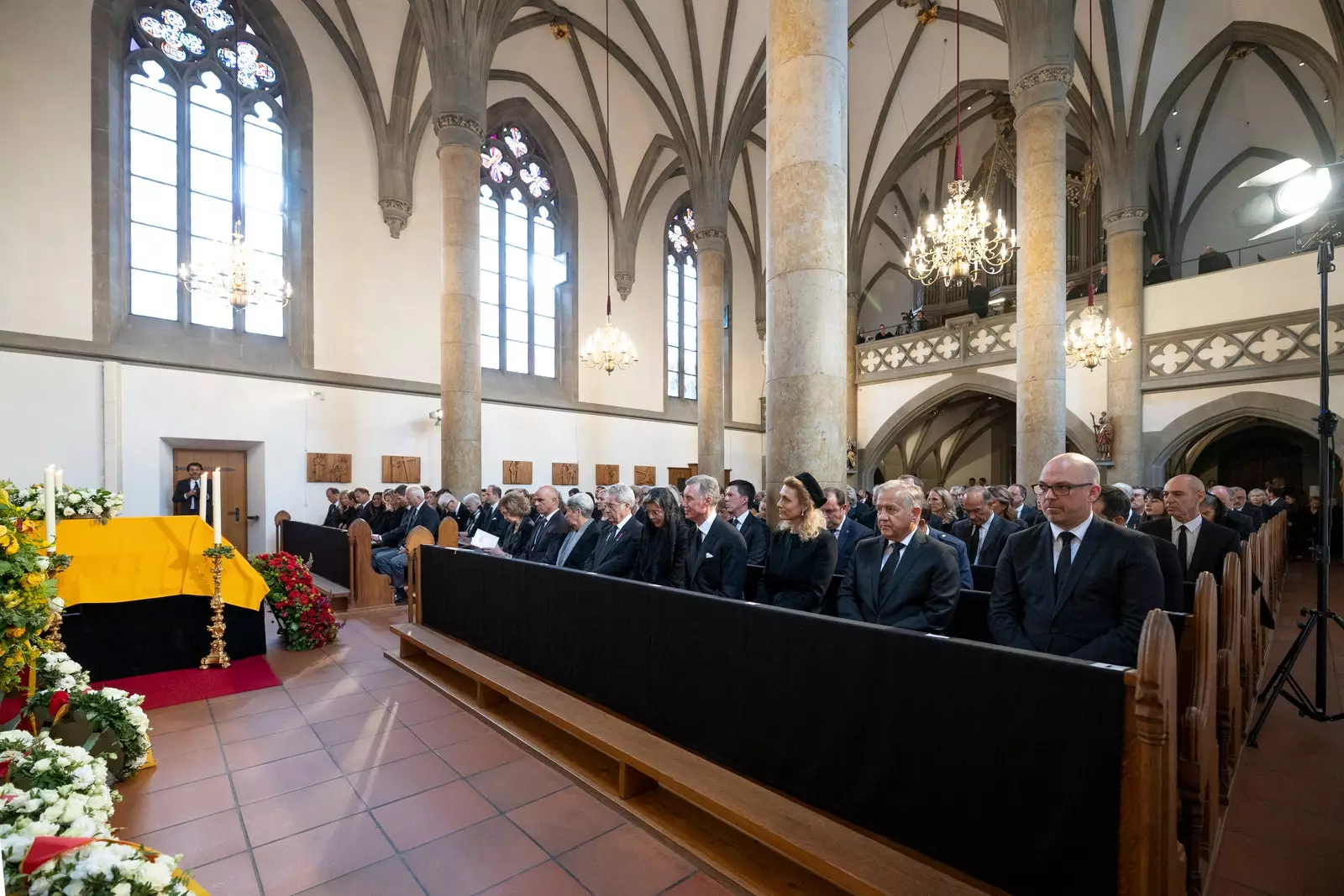 Karolina de Monako boshida mantilla bilan.