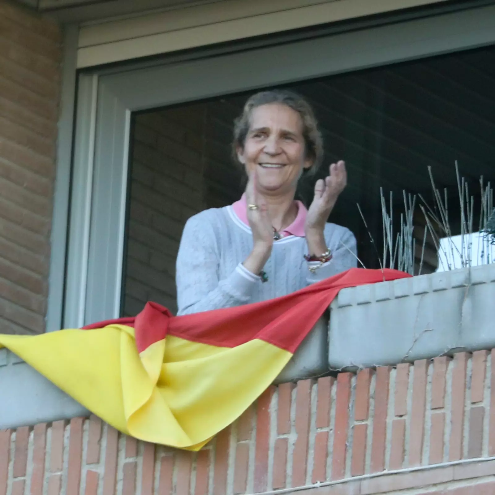 Ինֆանտա Ելենան իր տան պատշգամբից ծափահարում է զուգարաններին