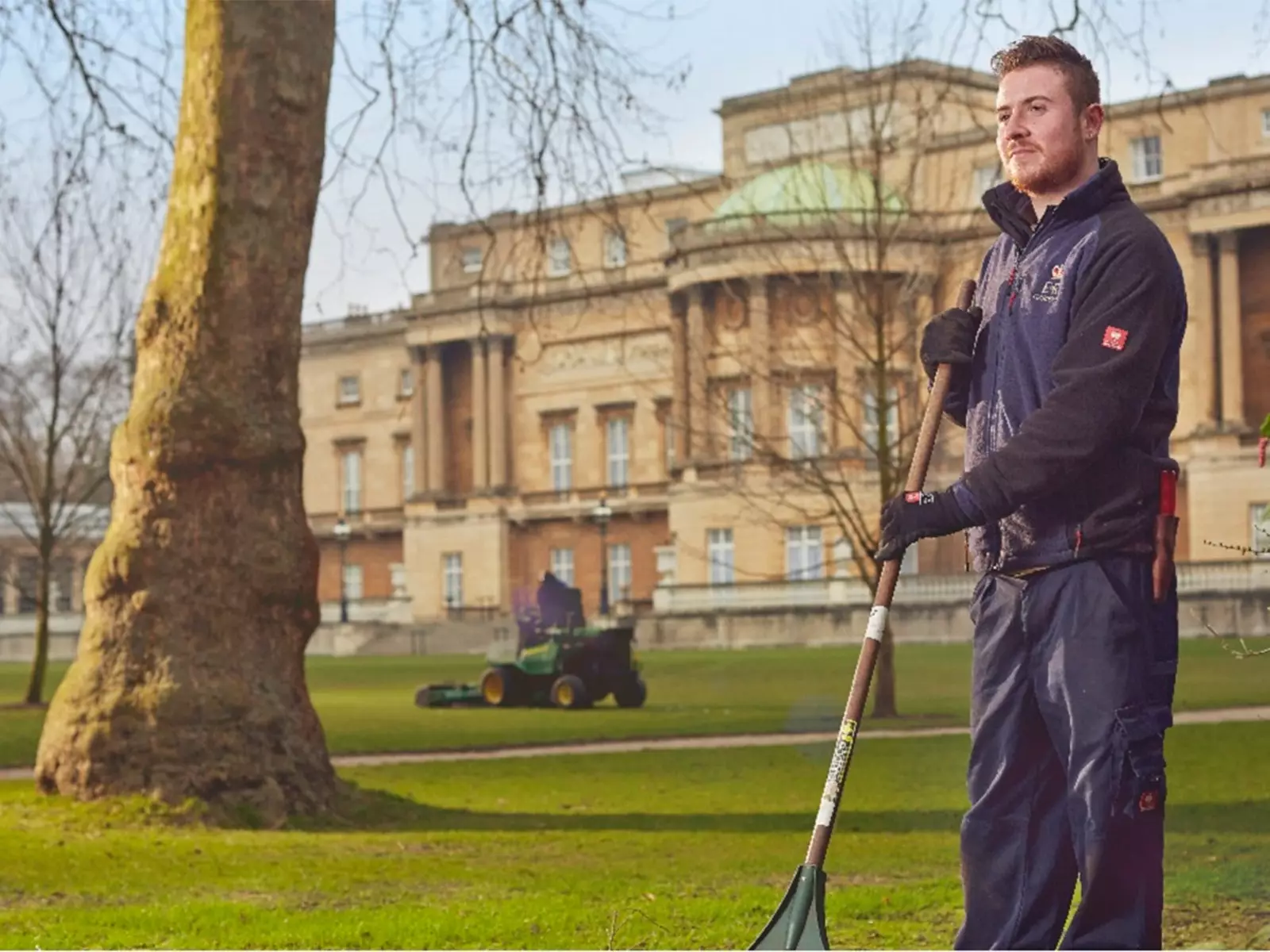 Non é un traballo, é unha experiencia. Imaxe dun xardineiro na sección de emprego da web da Casa Real Británica.